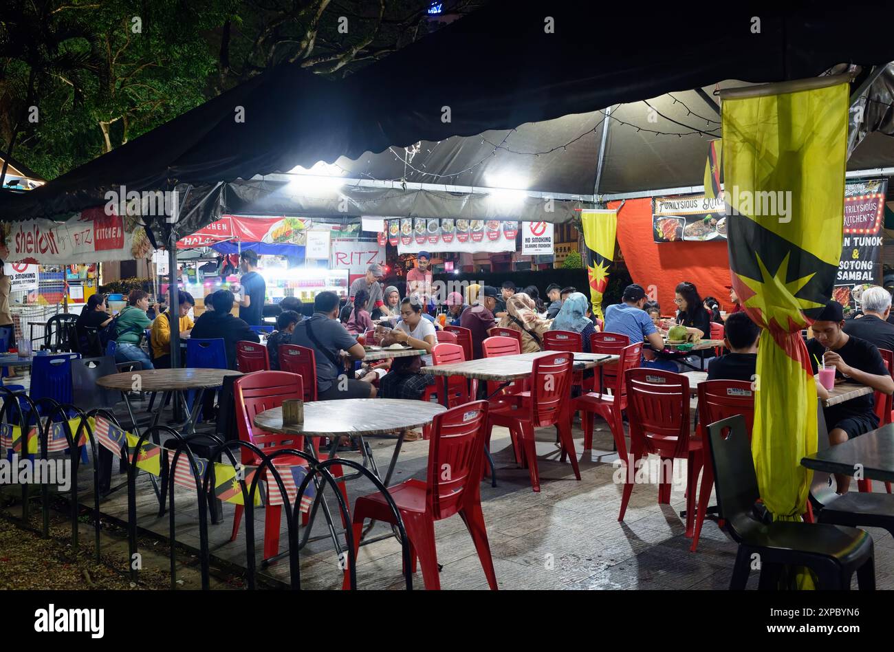 Outdoor dining at hawker stall by the riverside in Kuching, Sarawak ...