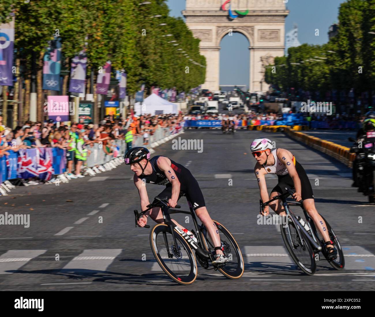 Paris, France. 5th Aug, 2024. Samuel Dickinson (L) of Great Britain and ...