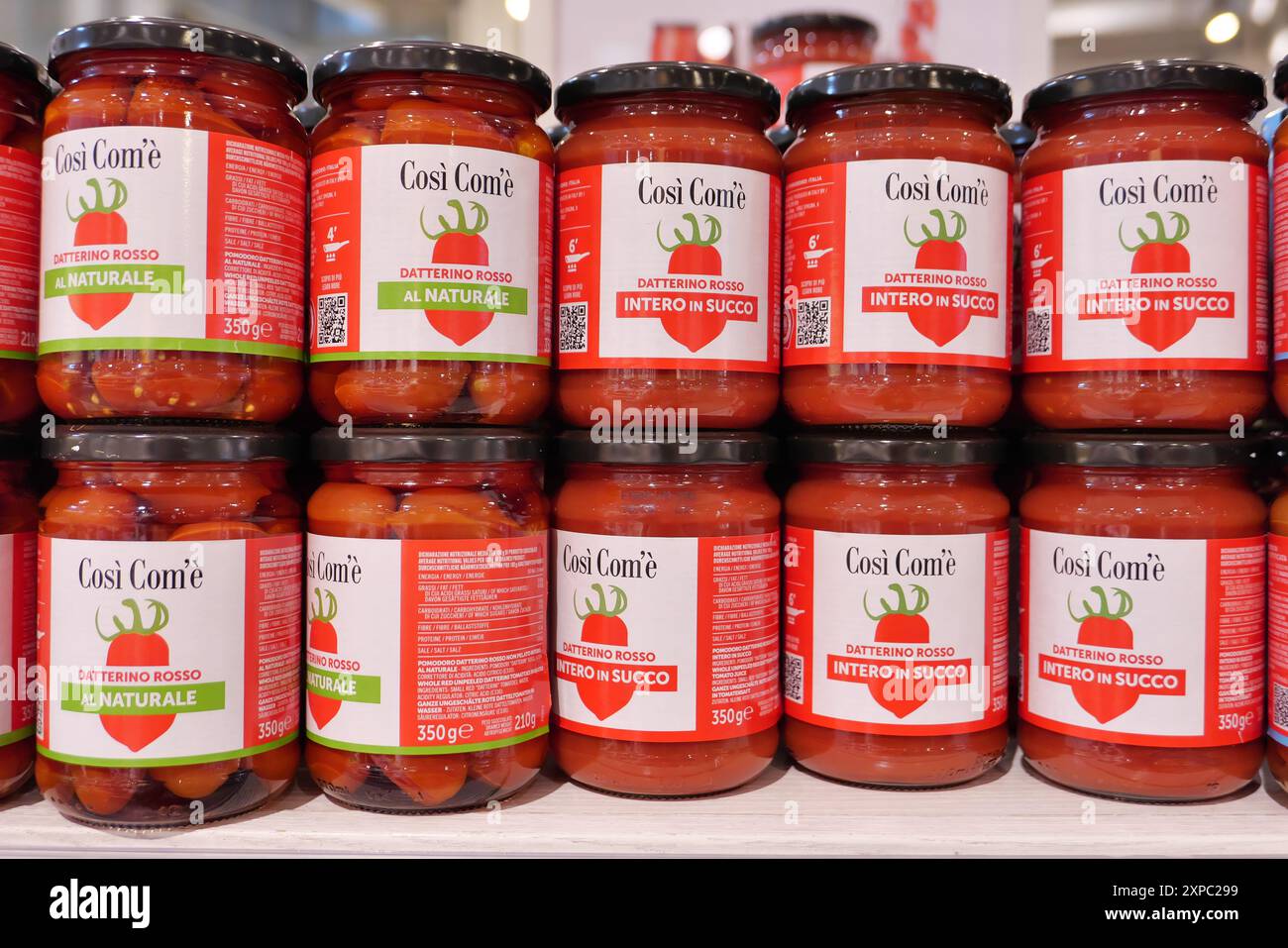 COSI COM'E' GLASS JARS OF TOMATO SAUCE ON DISPLAY INSIDE THE FOOD STORE ...
