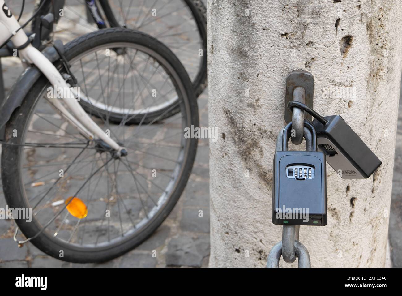 Two keys hi-res stock photography and images - Alamy