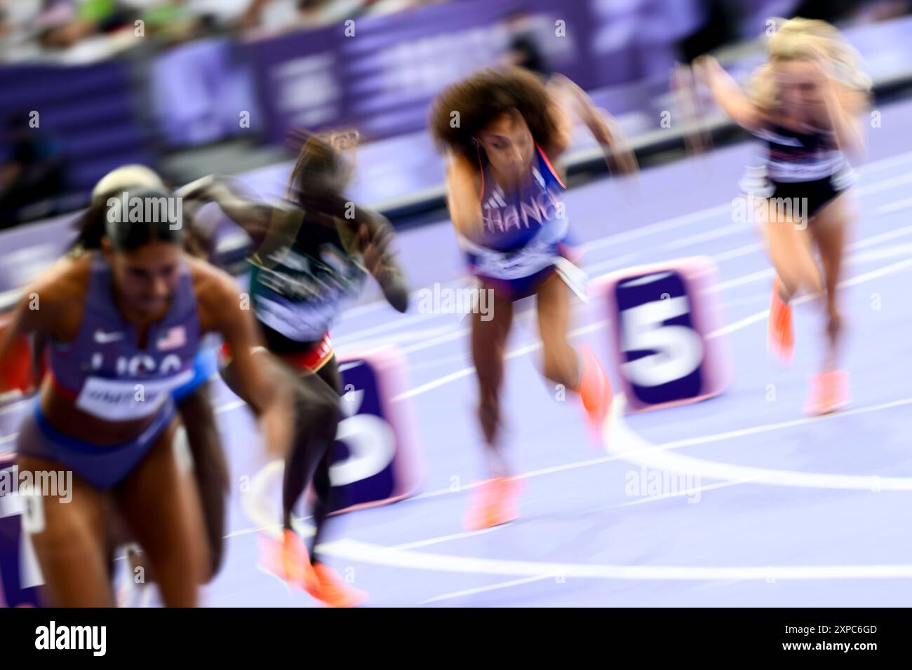 Renelle Lamote of France (2r) competes in the 800m women semi-final ...