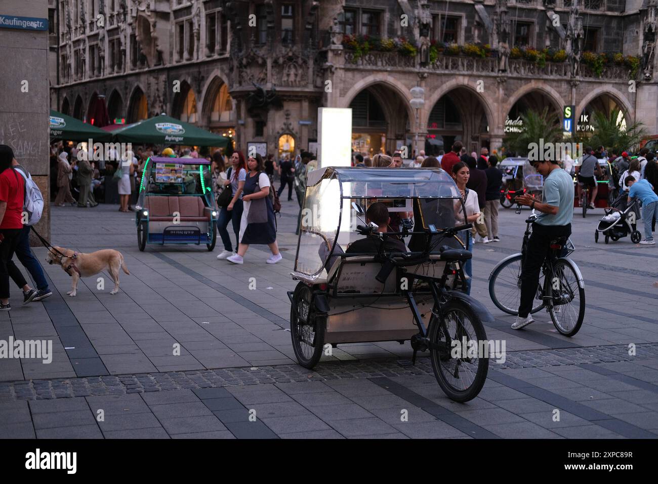 Rikscha am MArienplatz Rikscha am Marienplatz warten auf Fahrgäste ...