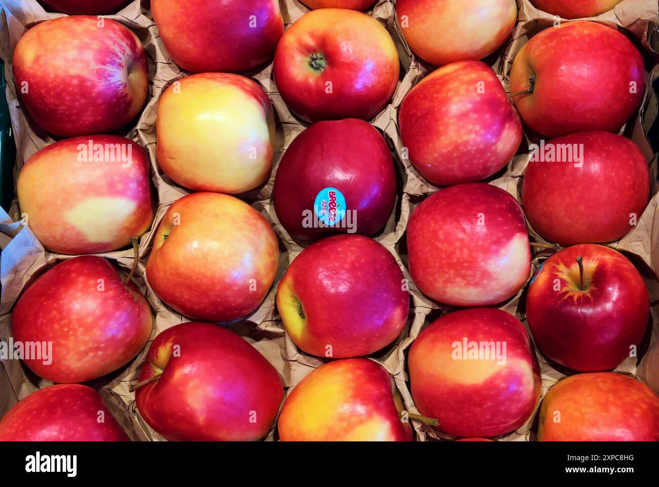 Breeze Apfel, eine Apfelsorte aus Neuseeland im heimischen Supermarkt ...
