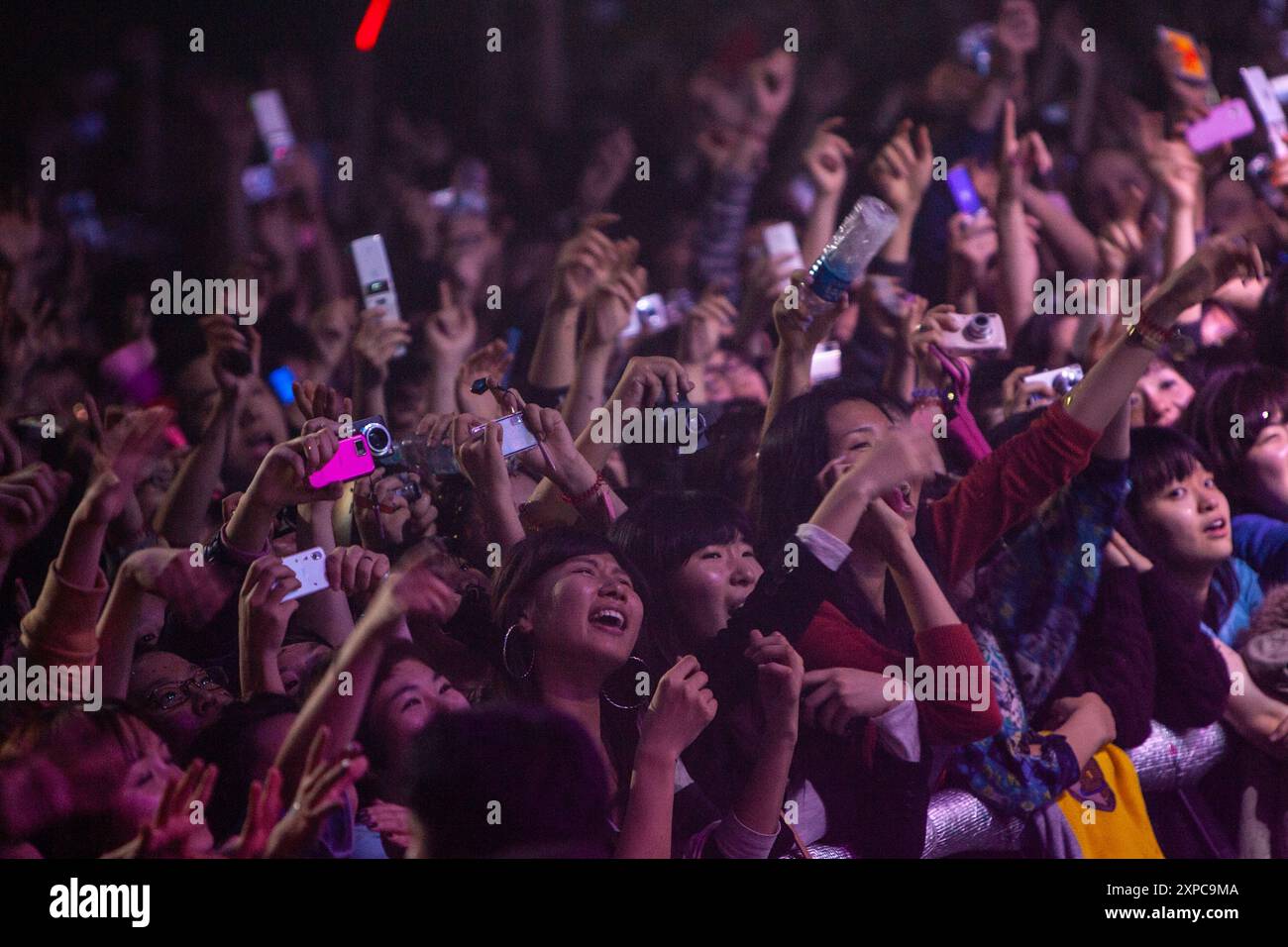 Teenagers screaming at pop concerts hi-res stock photography and images ...