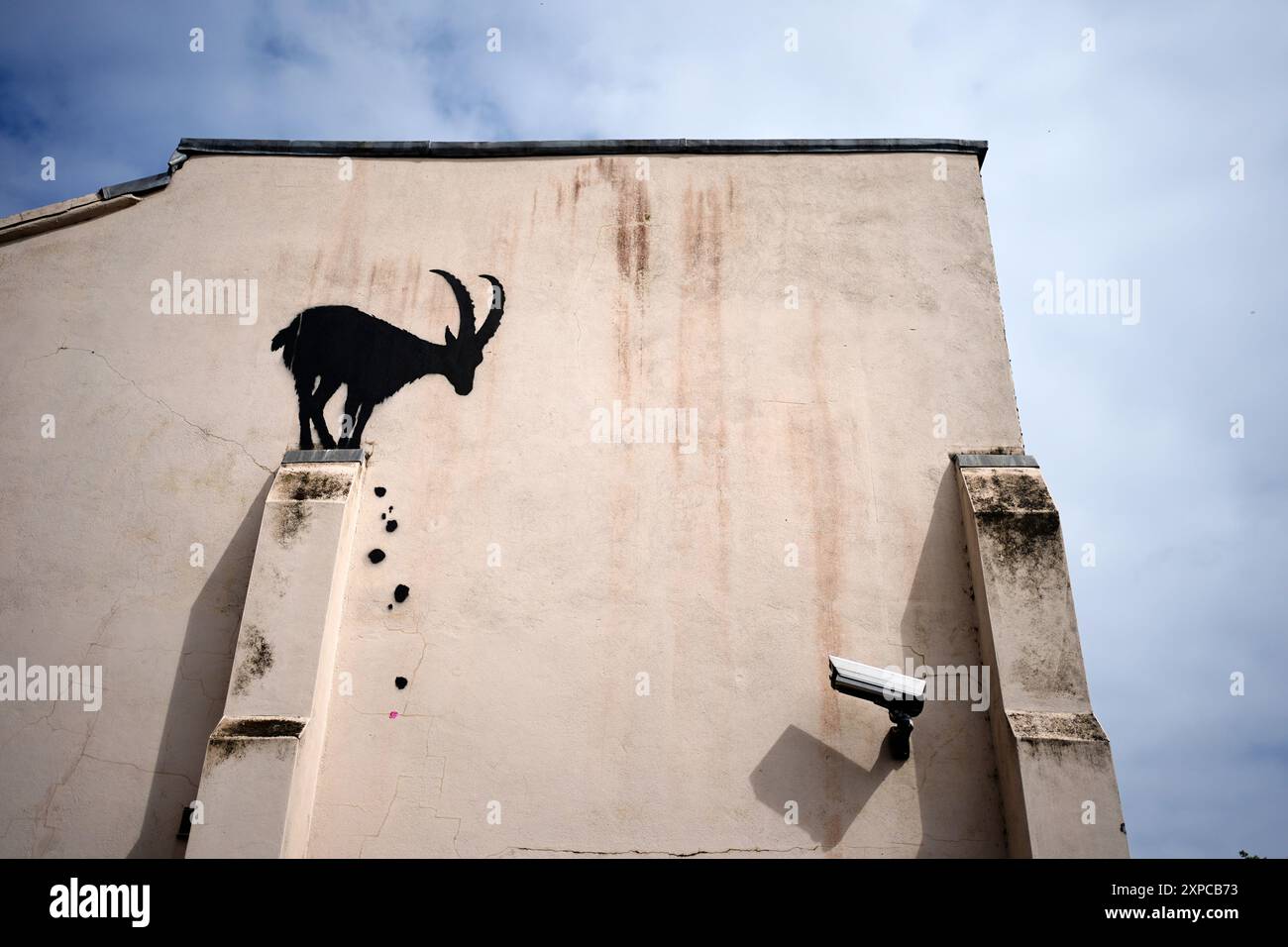 Banksy has unveiled a new piece of art work near Kew Bridge in west ...