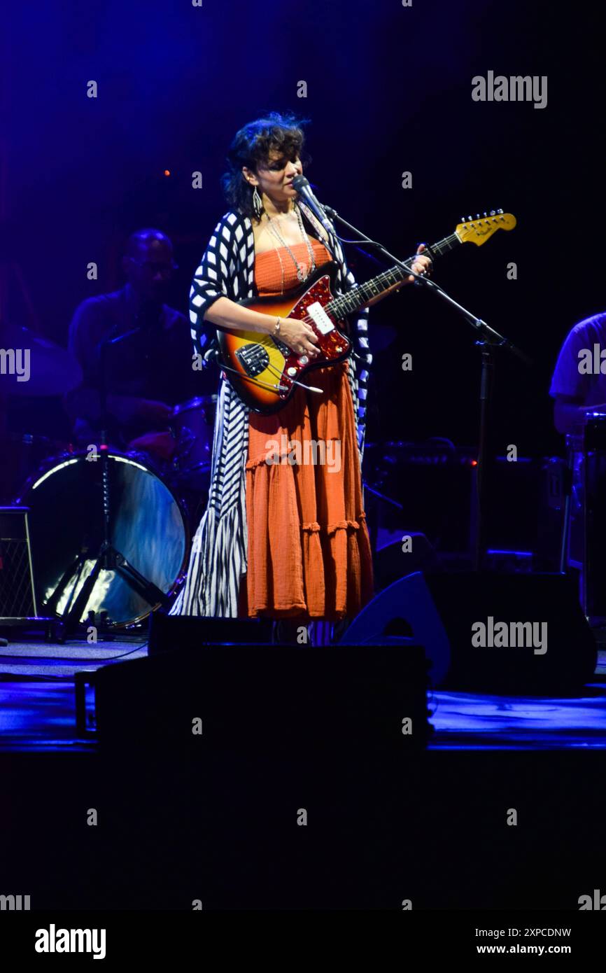 Norah jones concert hi-res stock photography and images - Alamy