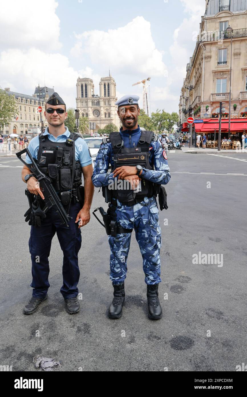 QATARI POLICE OFFICER TO SECURE THE GAMES WITH FRENCH POLICE Stock ...