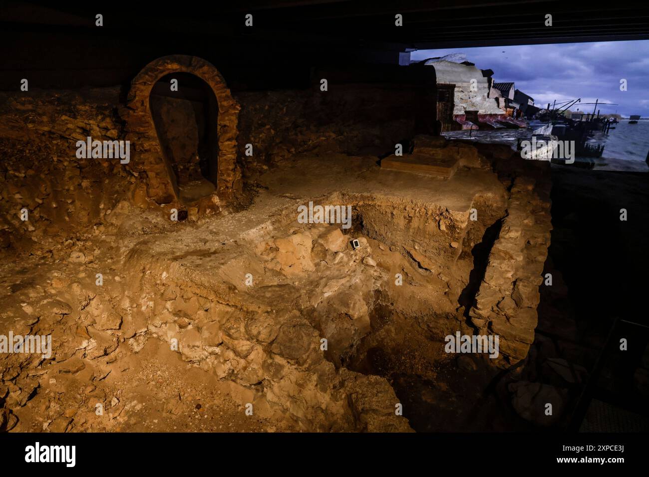 ARCHAEOLOGICAL CRYPT OF PARIS Stock Photo - Alamy