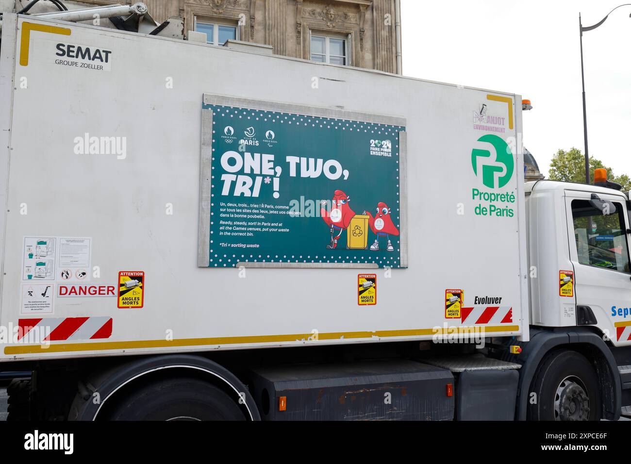 Garbage in truck hi-res stock photography and images - Alamy