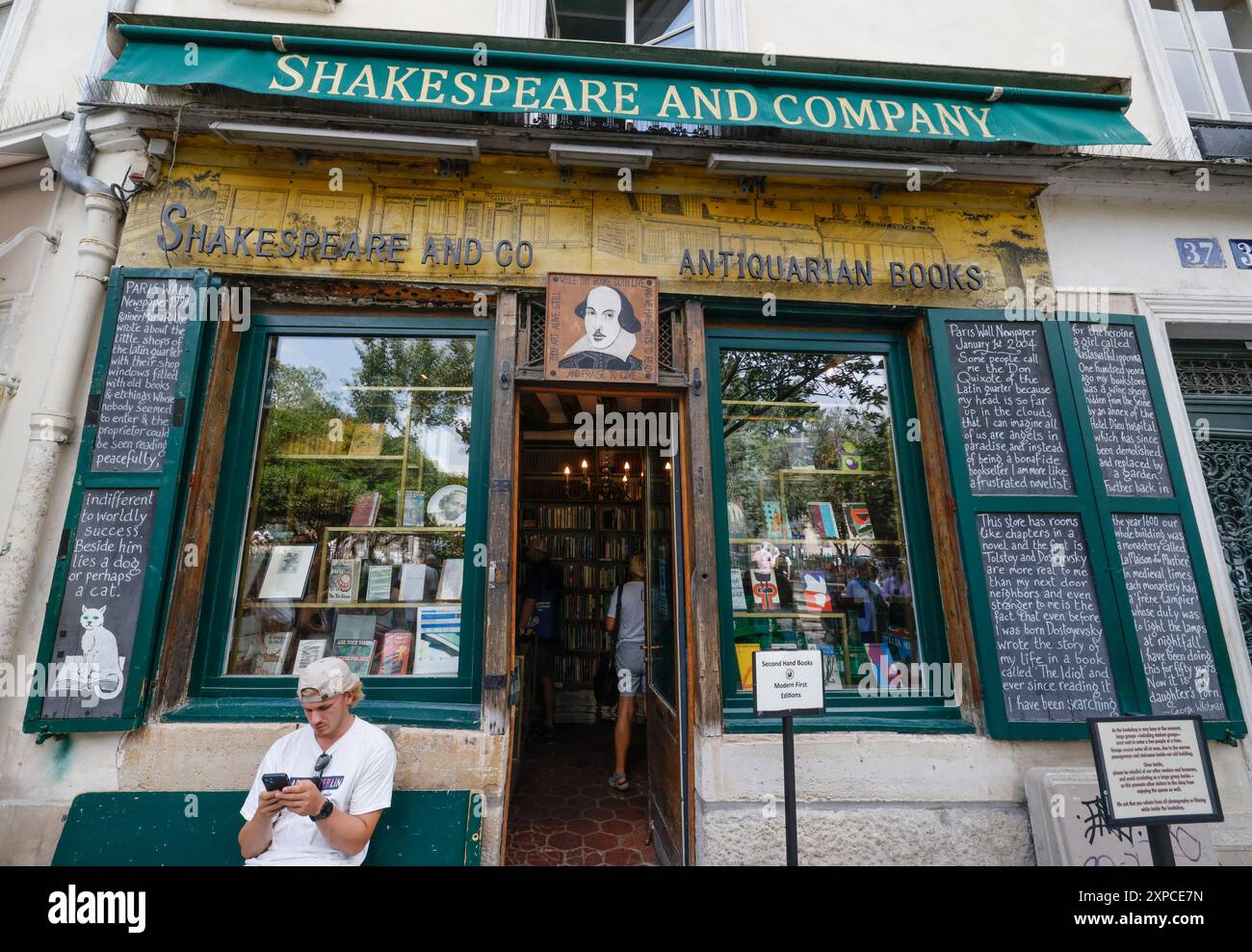 SHAKESPEARE AND COMPANY ENGLISH-LANGUAGE BOOKSHOP PARIS Stock Photo - Alamy