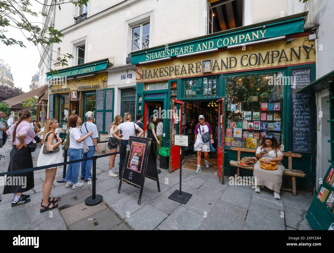 SHAKESPEARE AND COMPANY ENGLISH-LANGUAGE BOOKSHOP PARIS Stock Photo - Alamy