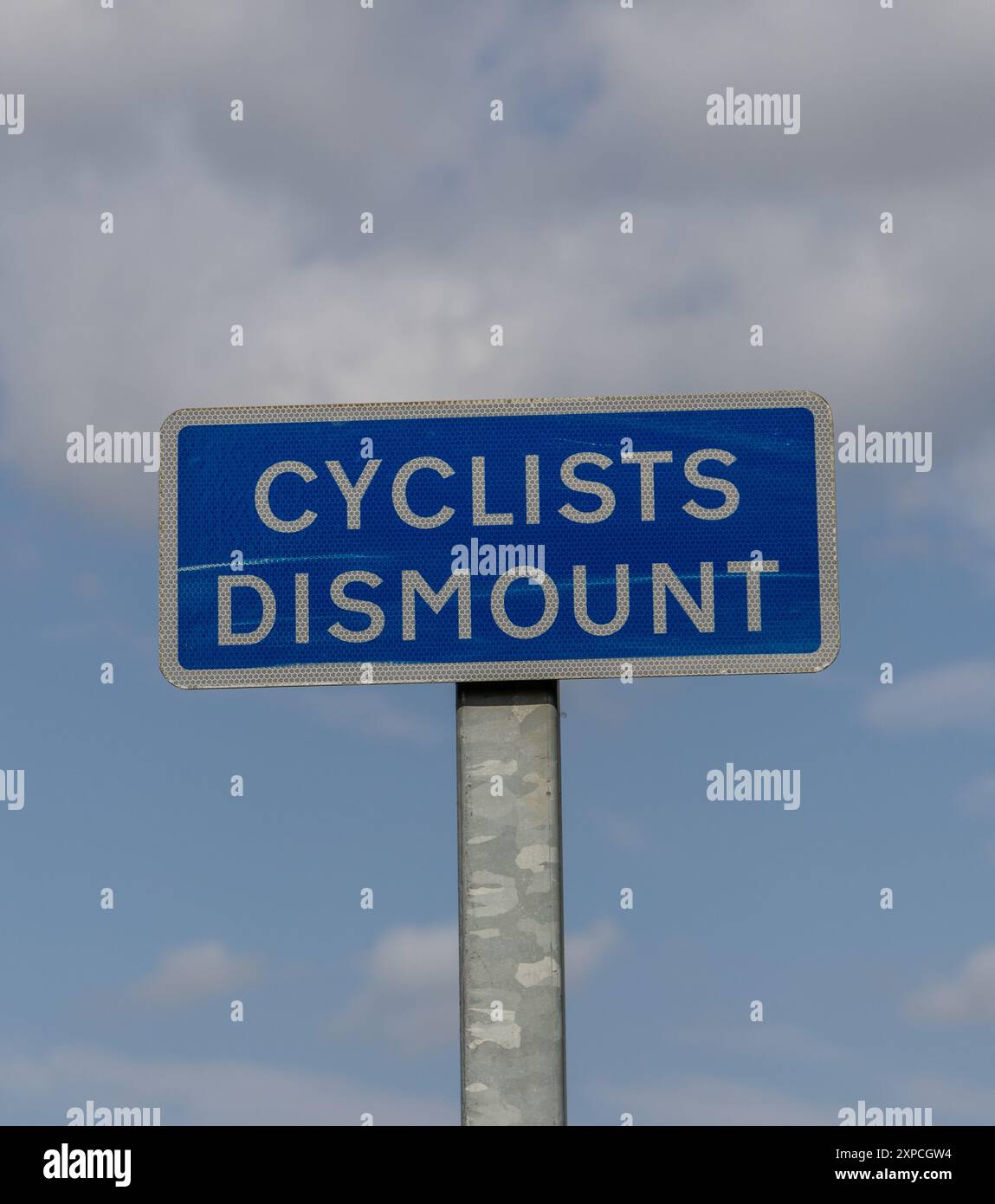 Do not overtake cyclists signage hi-res stock photography and images ...