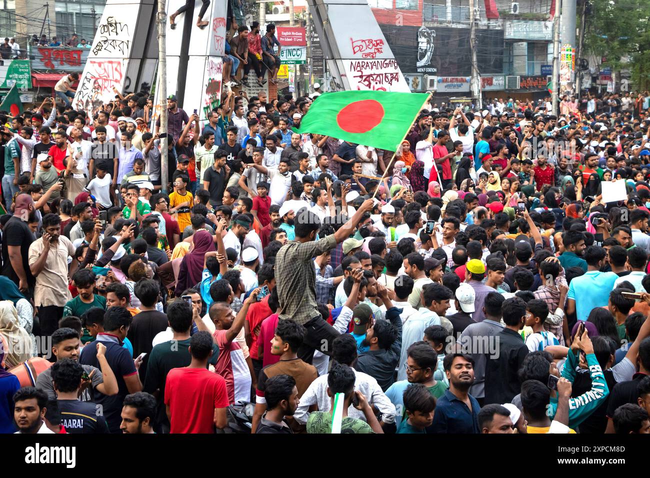 Narayanganj, Dhaka, Bangladesh. 5th Aug, 2024. Mass people gather to ...