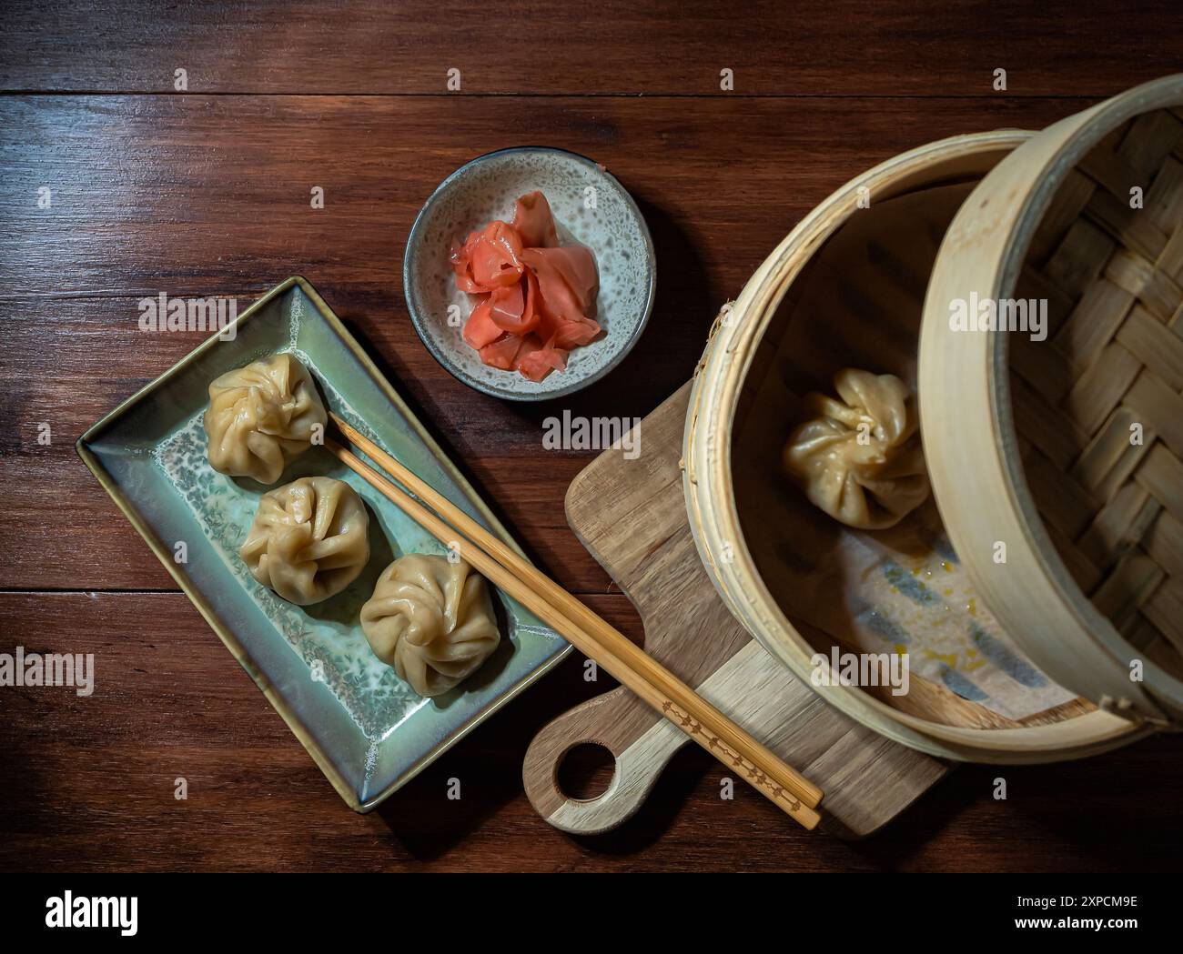 Steamed dumplings bamboo steamer spring rolls hi-res stock photography ...