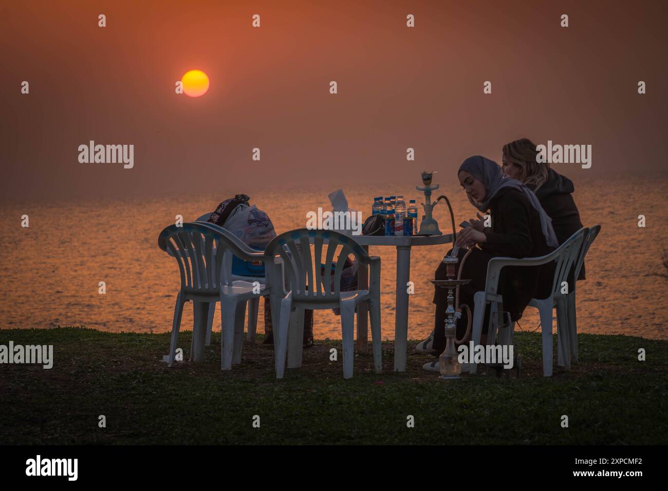 Beautiful women smoking hi-res stock photography and images - Alamy