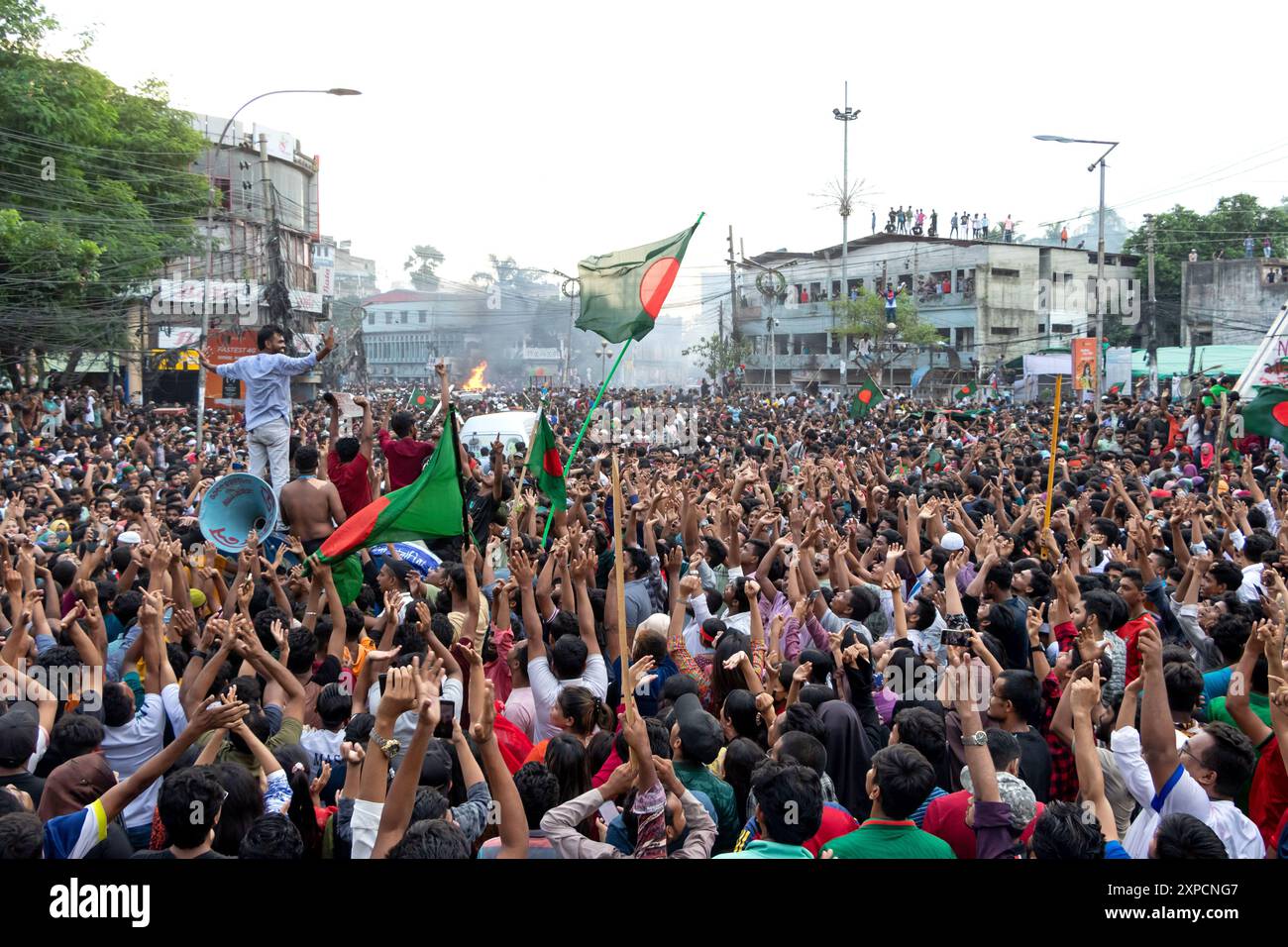 Narayanganj, Dhaka, Bangladesh. 5th Aug, 2024. Mass people gather to ...
