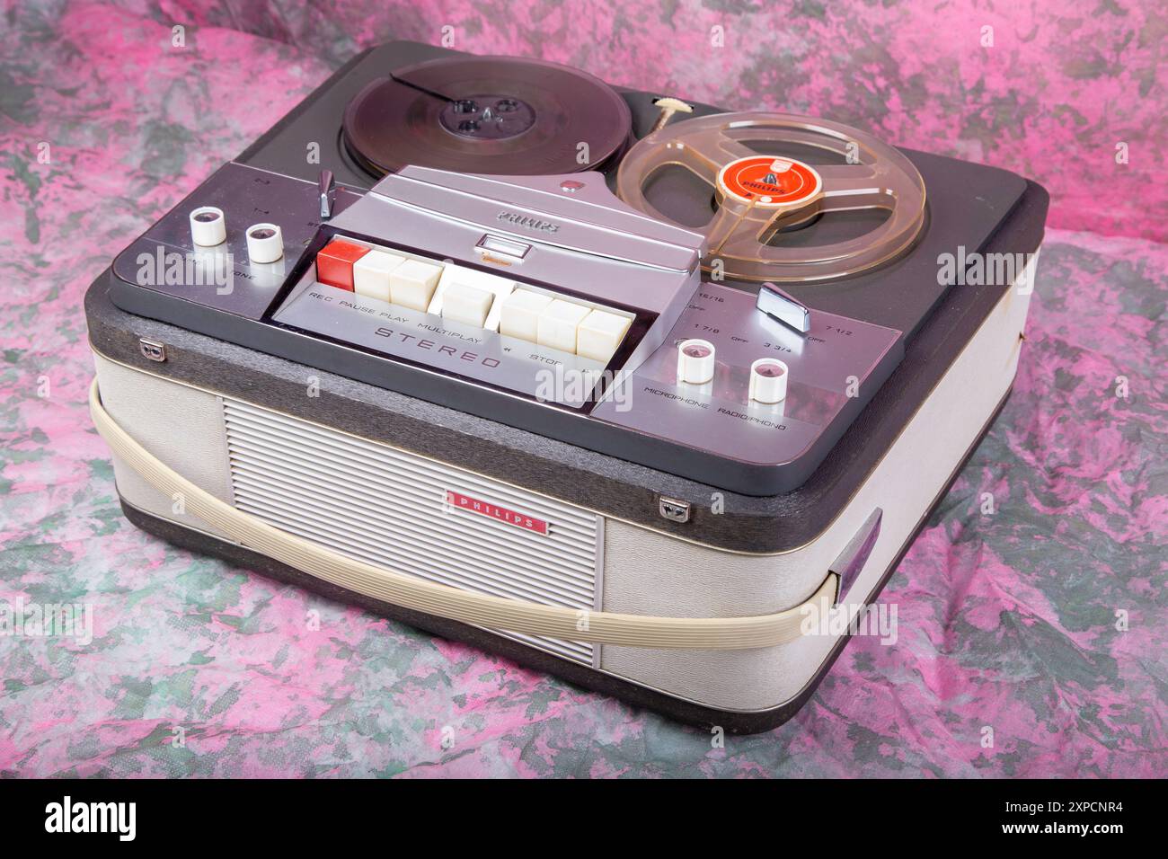 Reel to reel tape and 1960s hi-res stock photography and images - Alamy