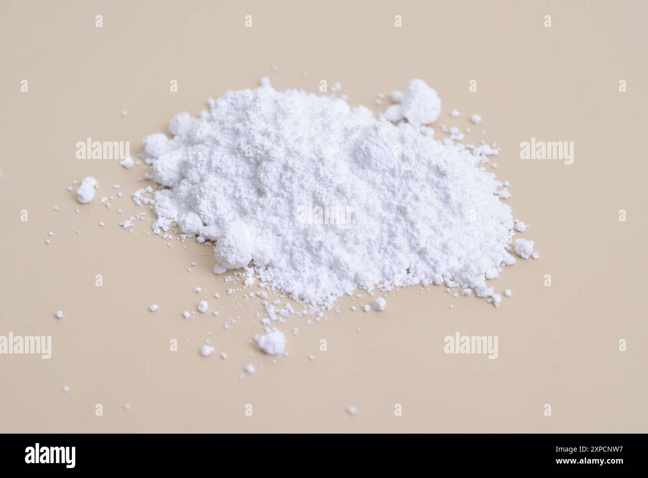 Magnesium oxide MgO, or magnesia powder Stock Photo - Alamy