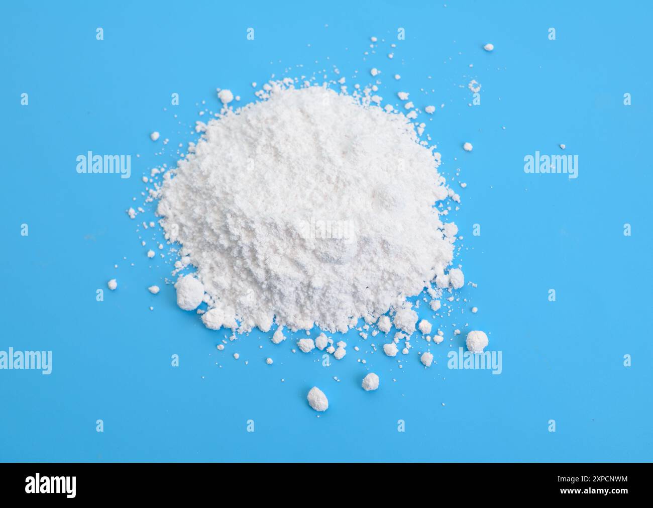 Magnesium oxide MgO, or magnesia powder Stock Photo - Alamy