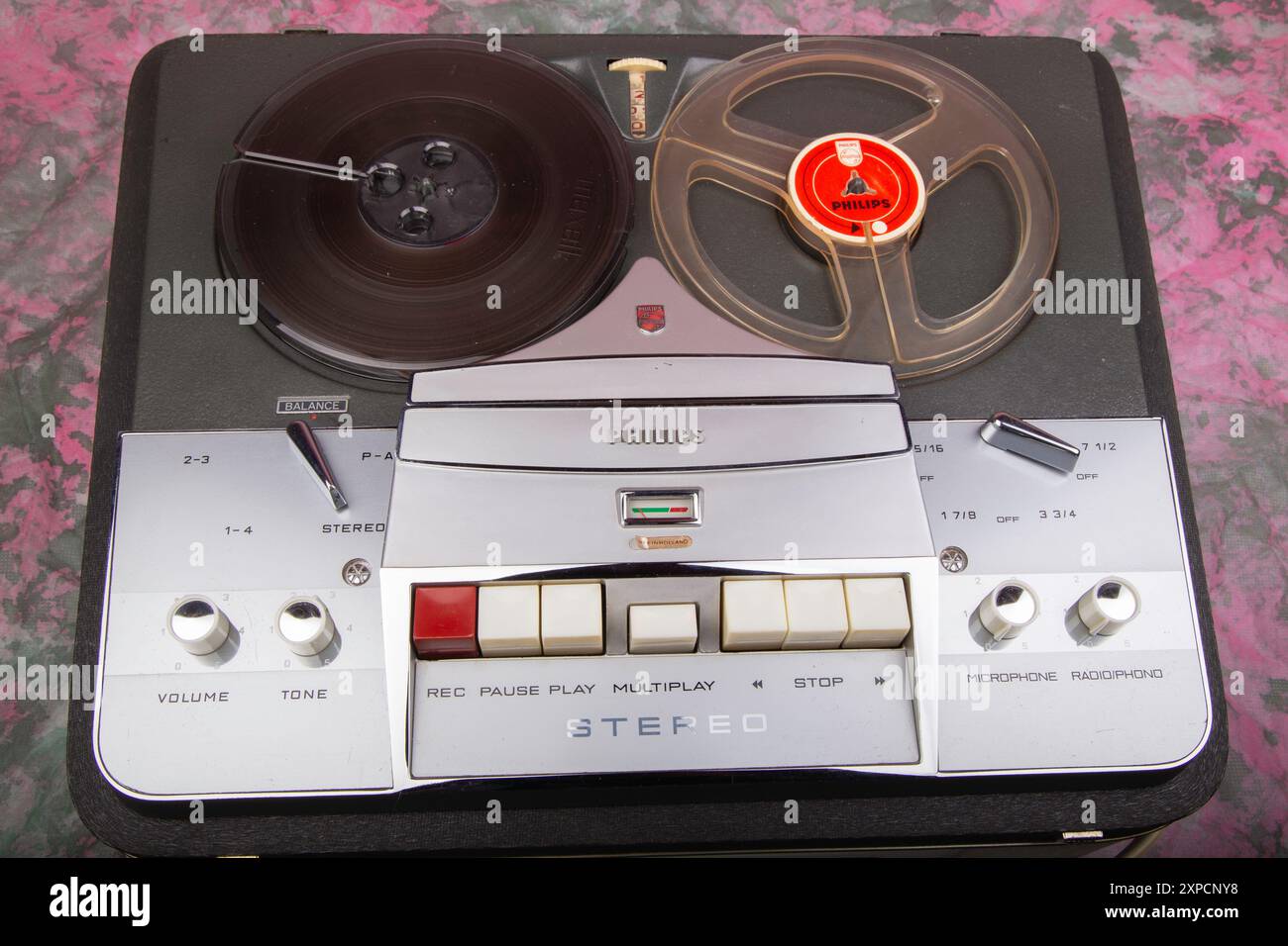 Reel to reel tape and 1960s hi-res stock photography and images - Alamy