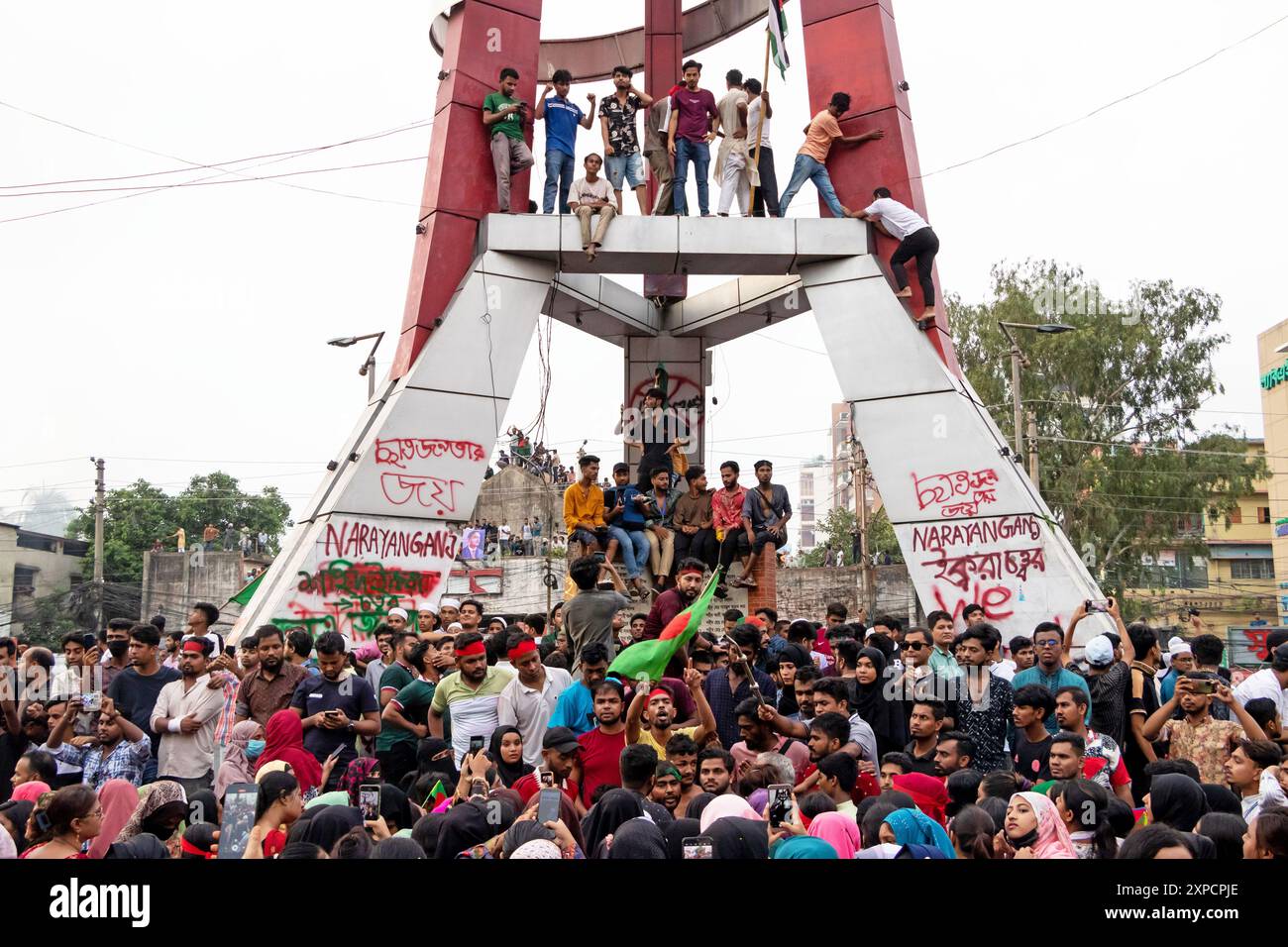 Narayanganj, Dhaka, Bangladesh. 5th Aug, 2024. Mass people gather to ...