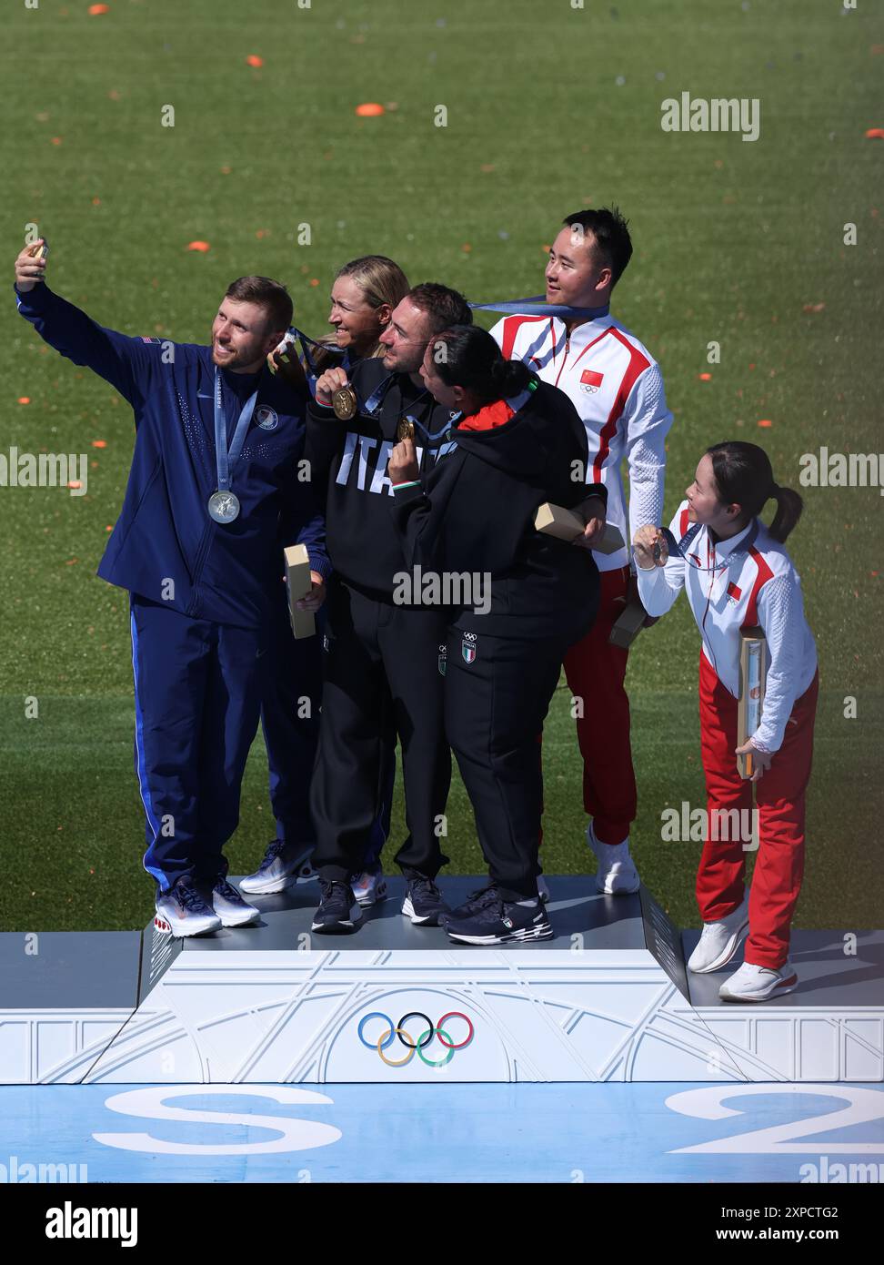 (240805) -- CHATEAUROUX, Aug. 5, 2024 (Xinhua) -- Gold medalists Diana ...