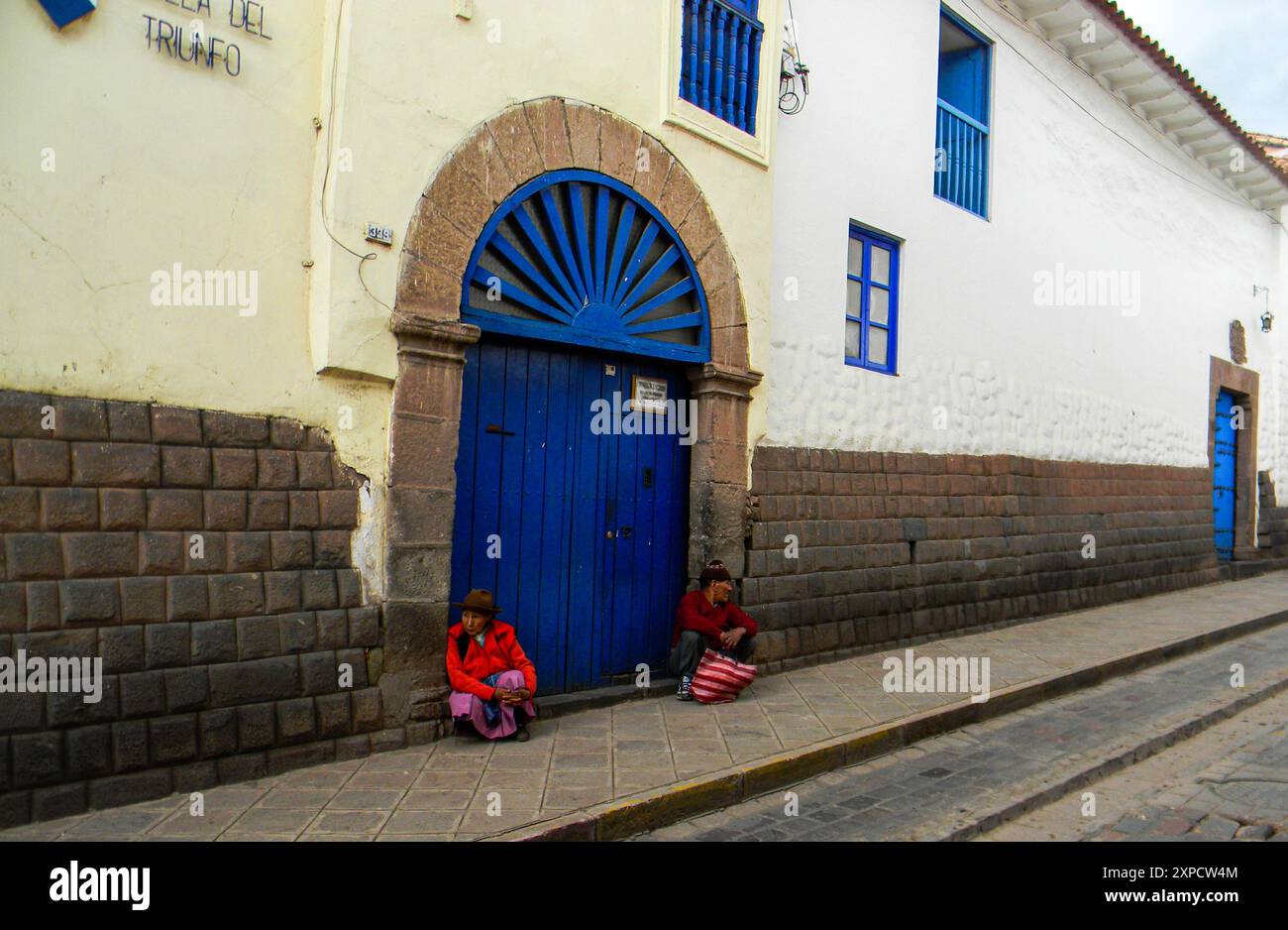 Peruvian couple sitting outside a house in Cusco, Perú Stock Photo - Alamy