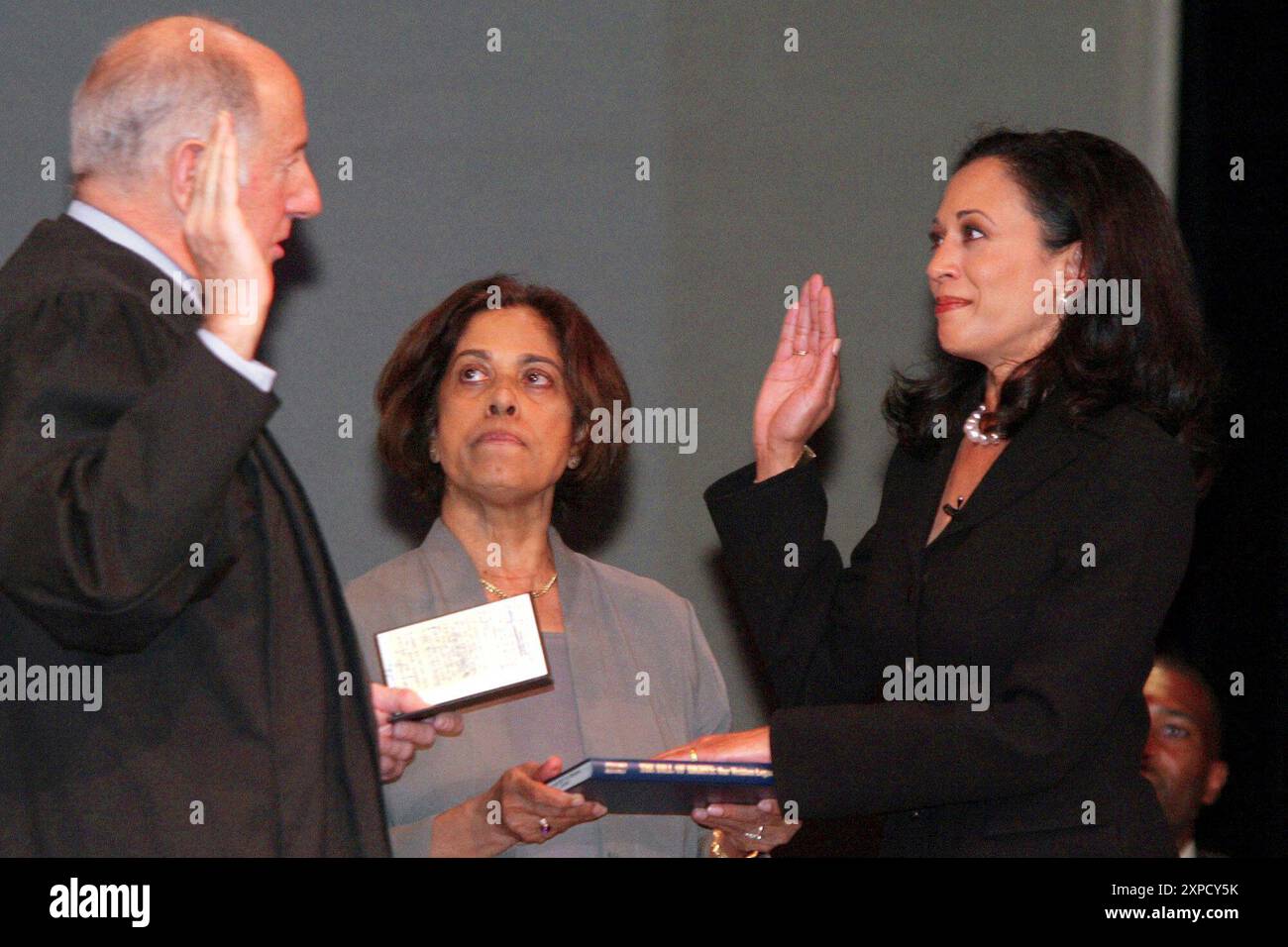 FILE - San Francisco's new district attorney, Kamala Harris, right ...