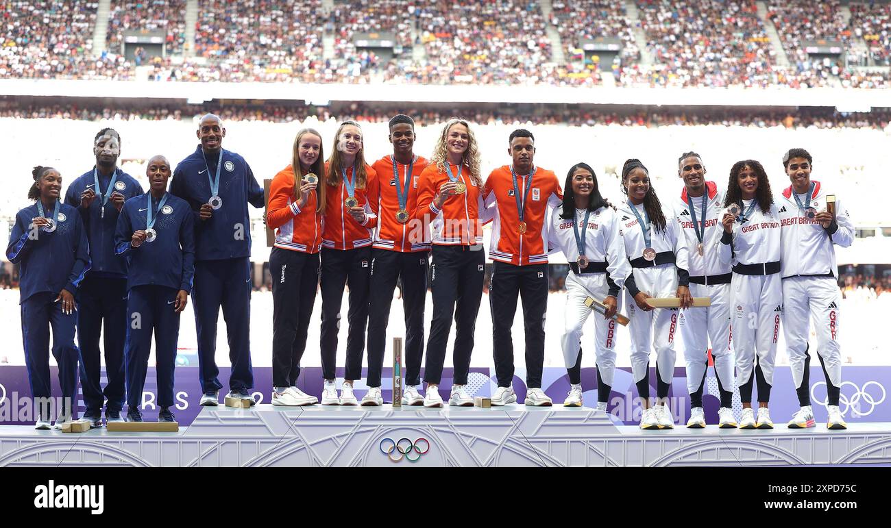 Paris, France. 5th Aug, 2024. Gold medalists team the Netherlands (C), silver medalists team USA ...