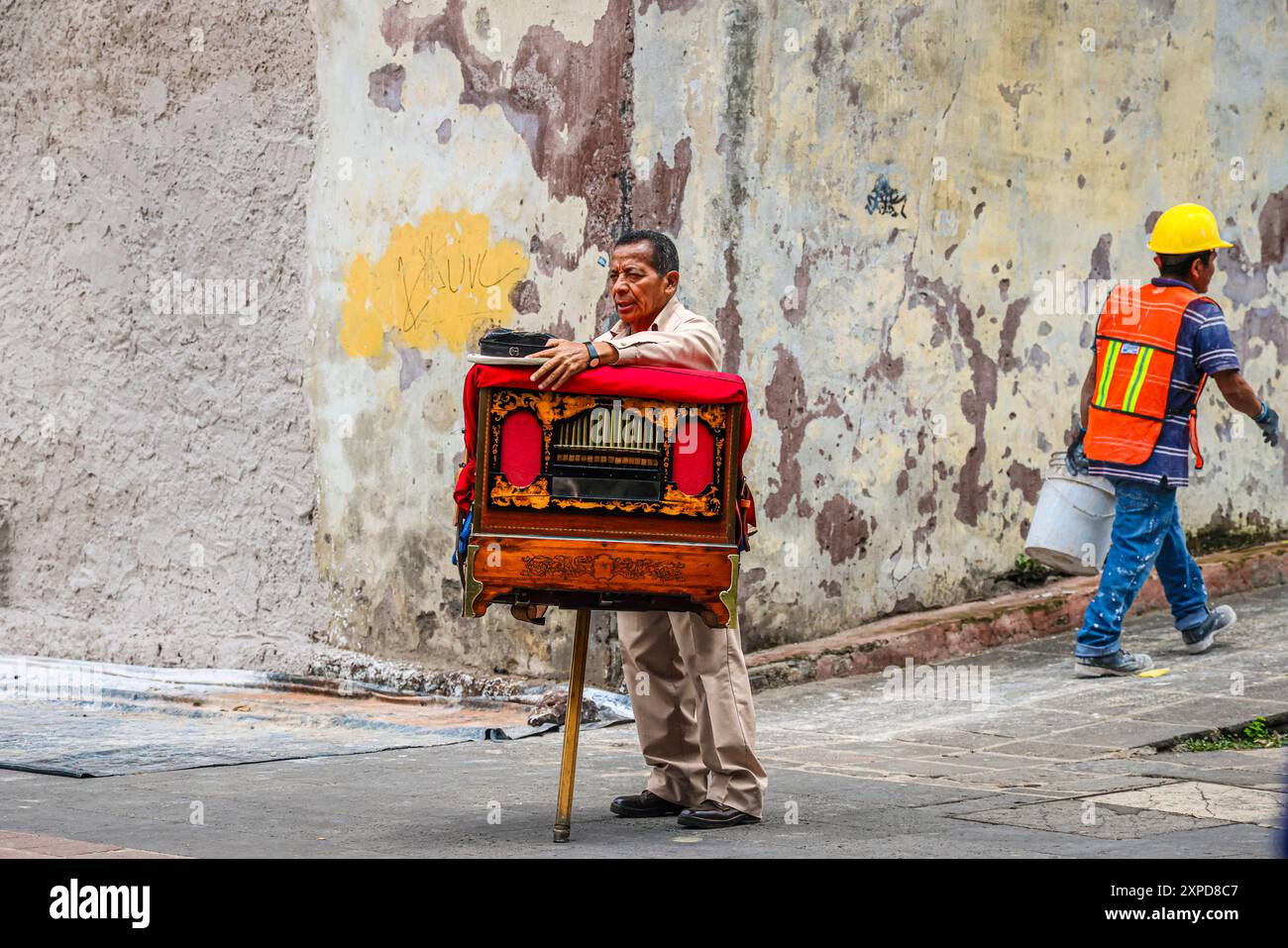Organ-grinder or organ-grinder plays his musical instrument in Coyoacán ...