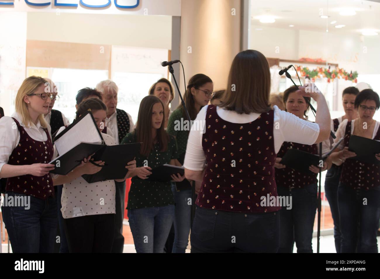 Singing harmonies hi-res stock photography and images - Alamy