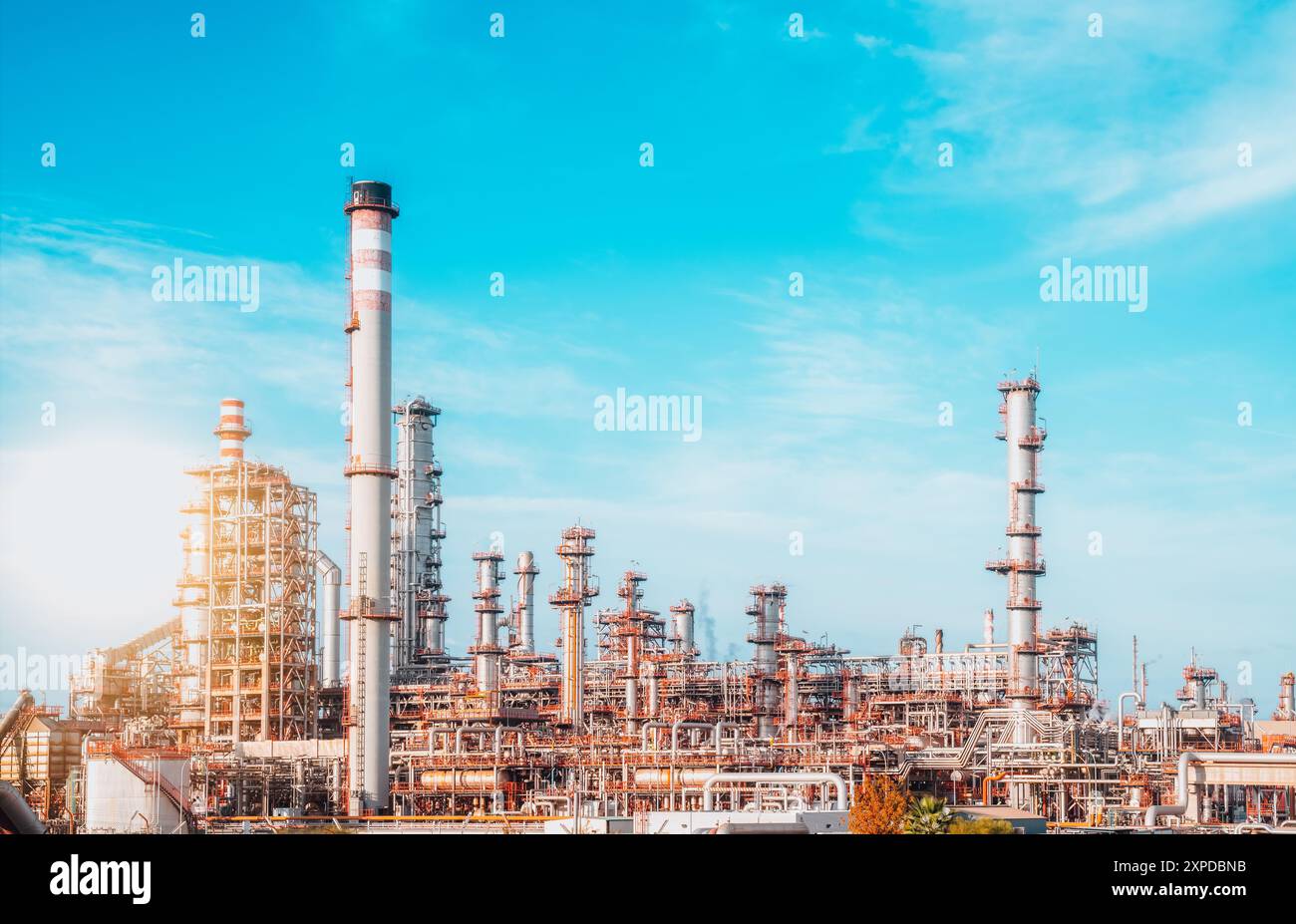 Refinery pipelines hi-res stock photography and images - Alamy