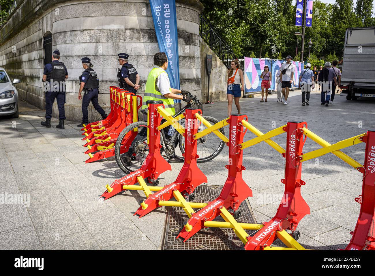 Paris 2024 vehicle hi-res stock photography and images - Alamy