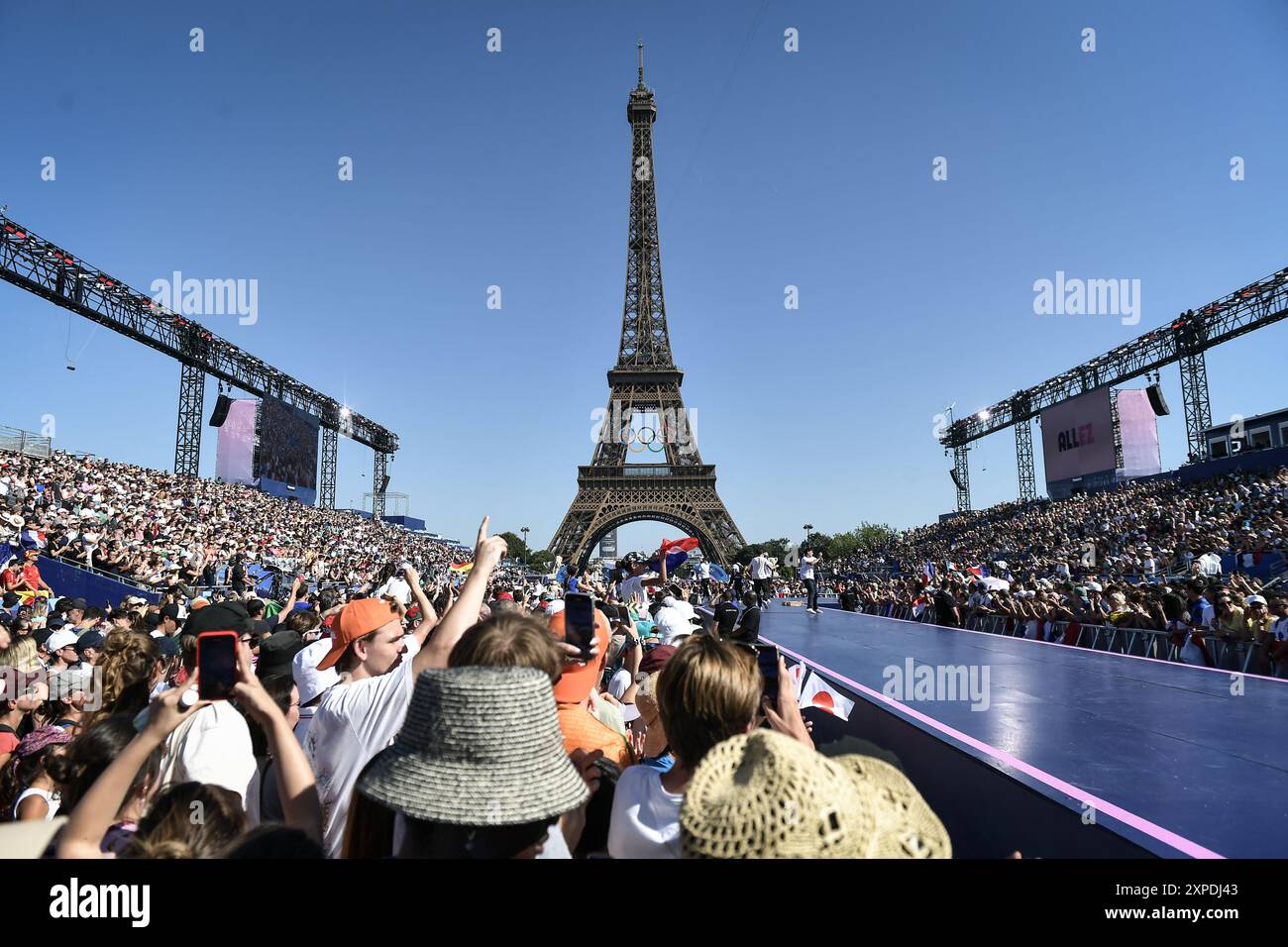 Paris, France. 05th Aug, 2024. Fans hold flags as they welcome ...