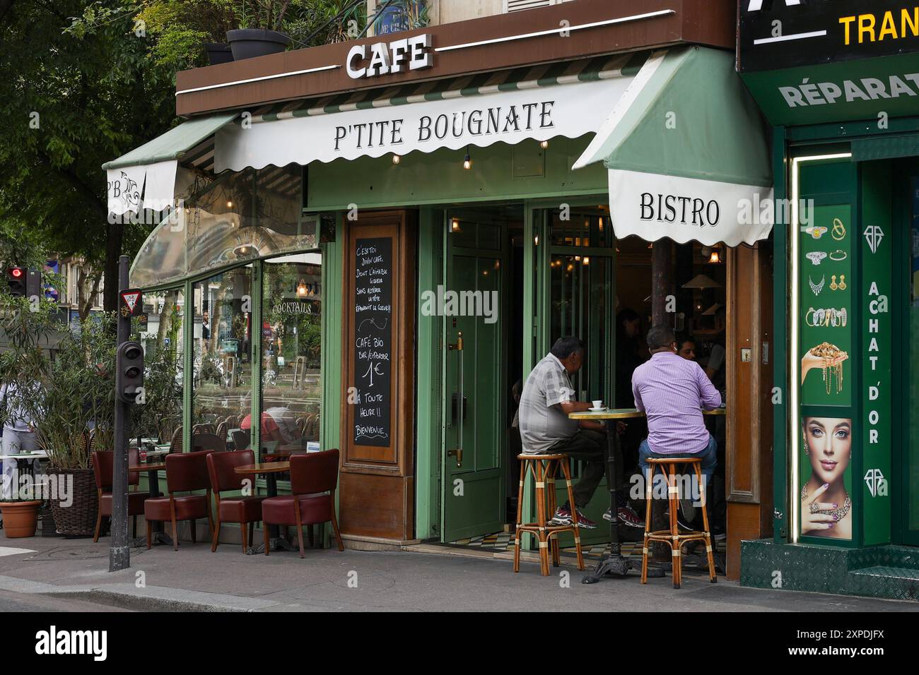 Paris cafe plates hi-res stock photography and images - Alamy