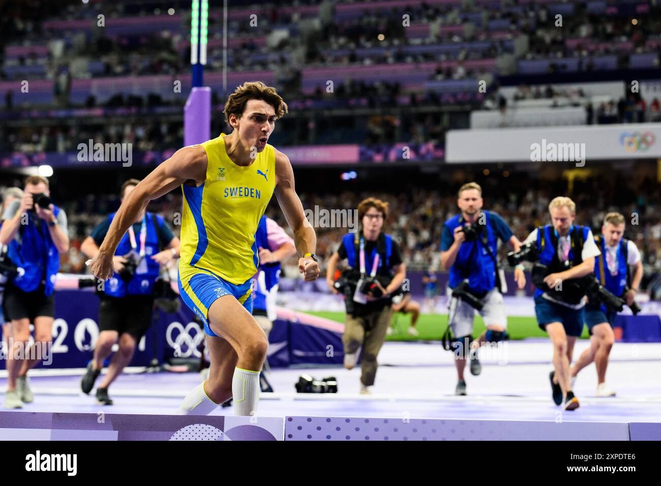 Paris, France. 5 Aug, 2024. Armand Duplantis of, Sweden. , . celebrates ...