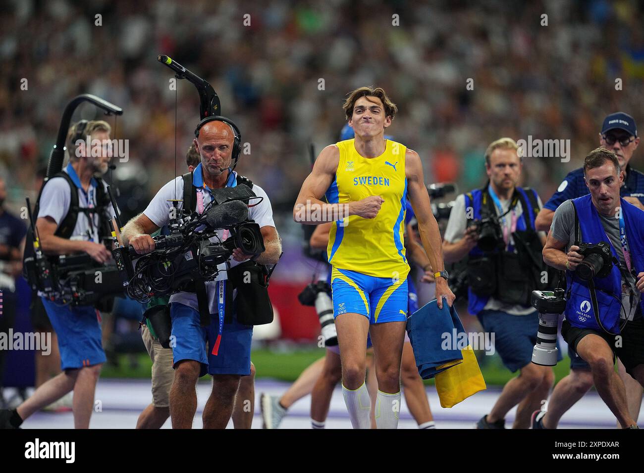 Paris, France. 5th Aug, 2024. Armand Duplantis of Sweden celebrates ...