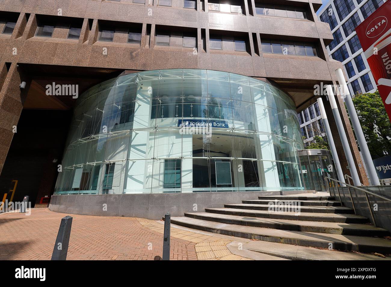 Bank in leeds hi-res stock photography and images - Alamy
