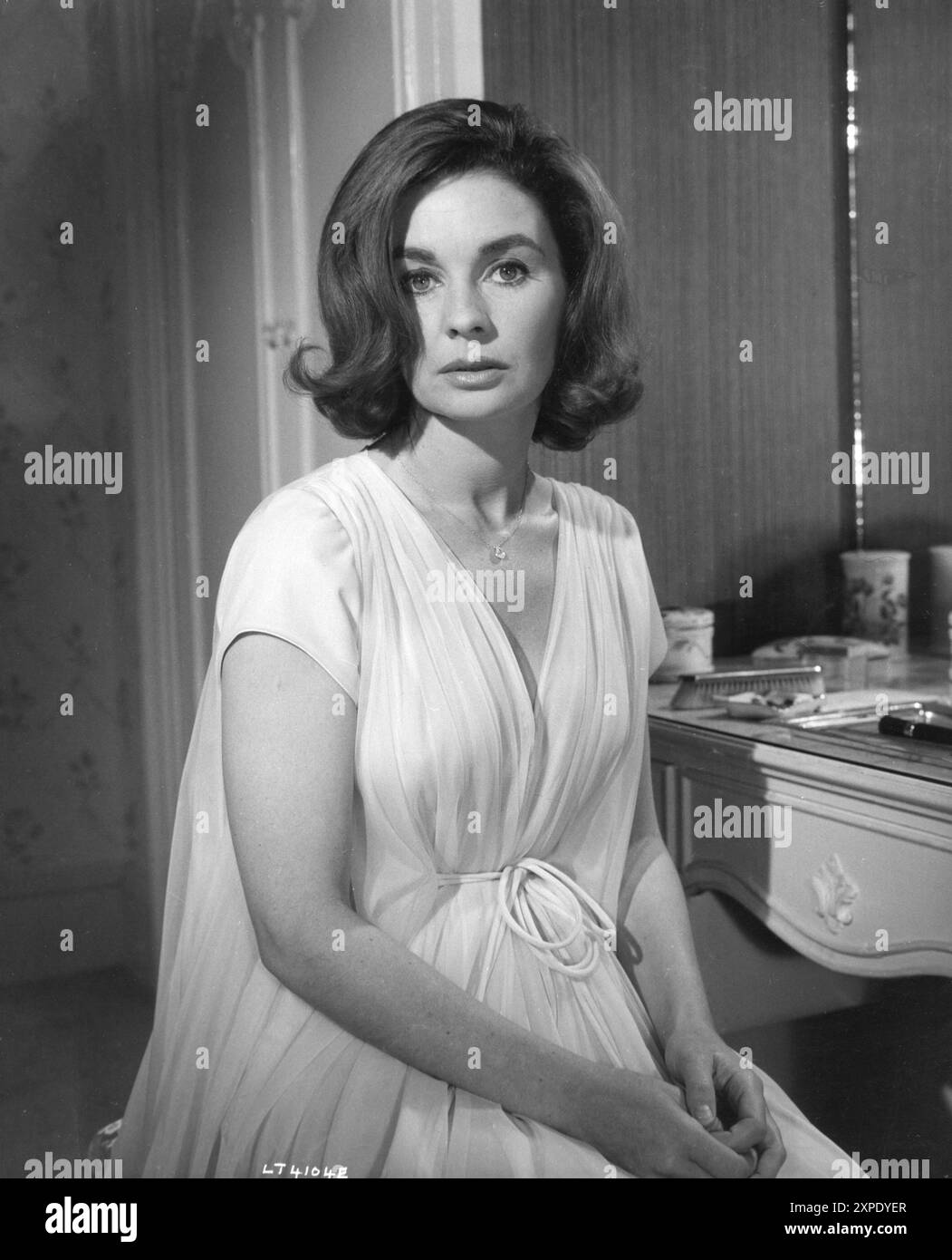 Portrait of JEAN SIMMONS as Susan Lampton in LIFE AT THE TOP 1965 ...