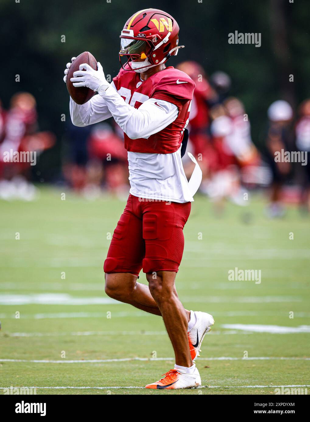 Washington Commanders corner back Benjamin St.-Juste (25) makes a catch ...