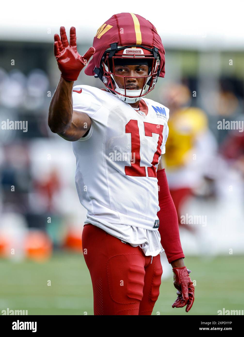 Washington Commanders wide receiver Terry McLaurin (17) waves to fans ...