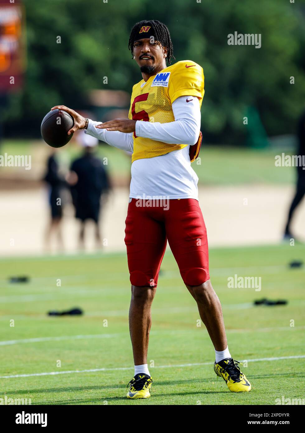 Washington Commanders quarterback Jayden Daniels (5) before the start ...