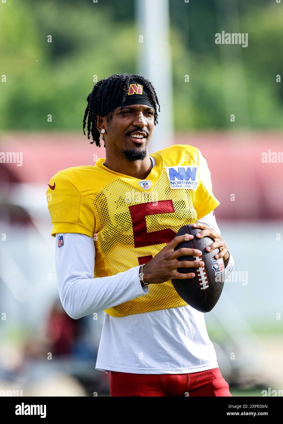 Washington Commanders quarterback Jayden Daniels (5) before the start ...