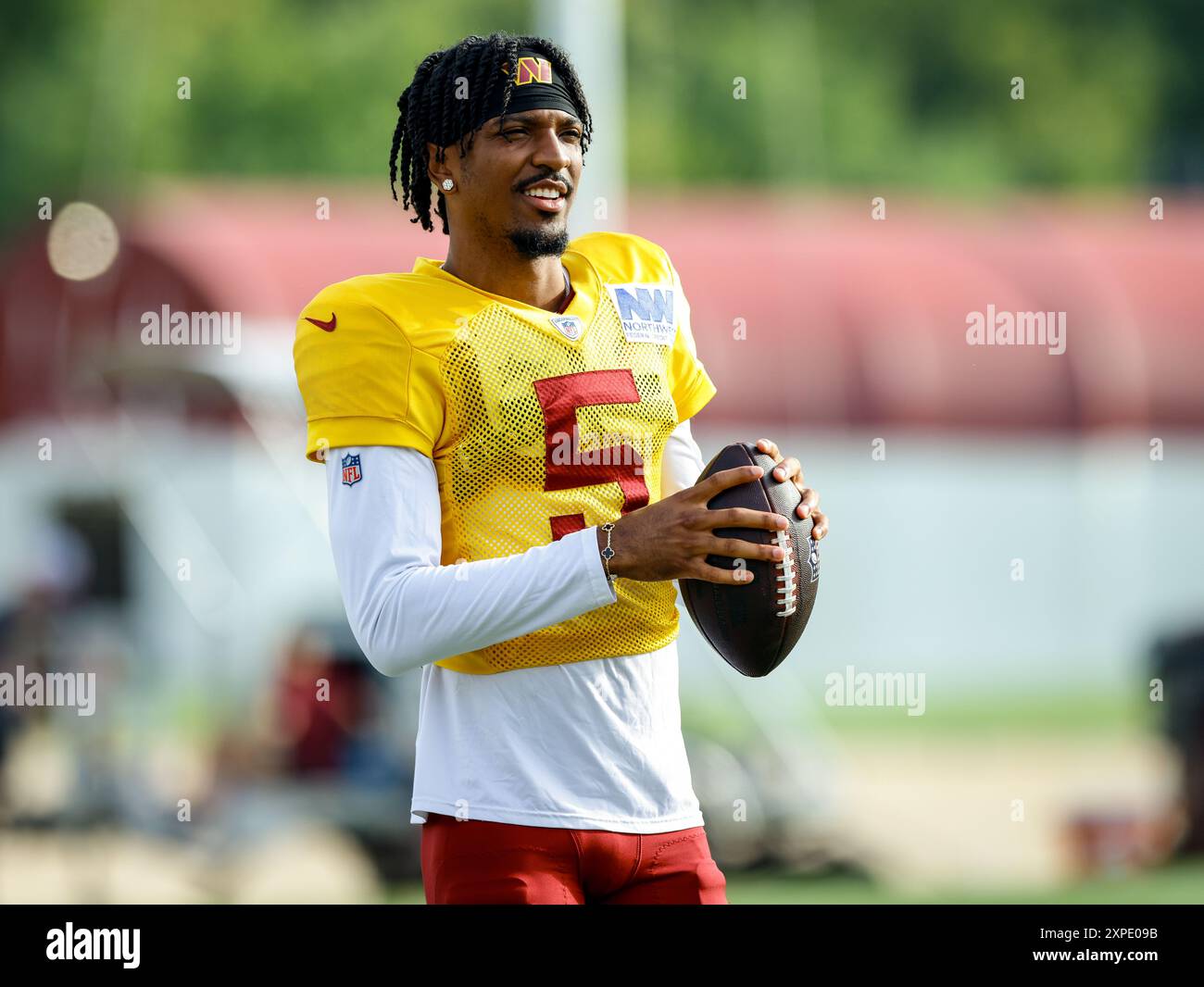 Washington Commanders quarterback Jayden Daniels (5) before the start ...