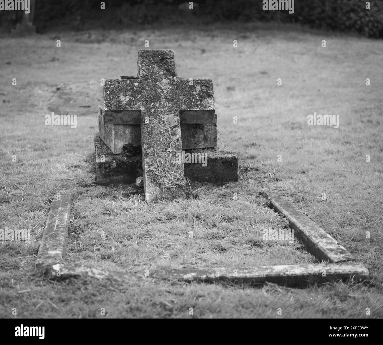 old cross gravestone Stock Photo - Alamy