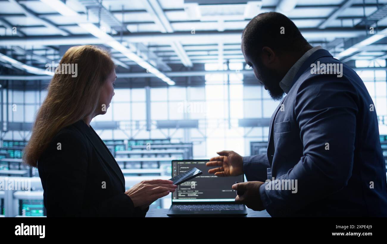 Team data center admins hi-res stock photography and images - Alamy