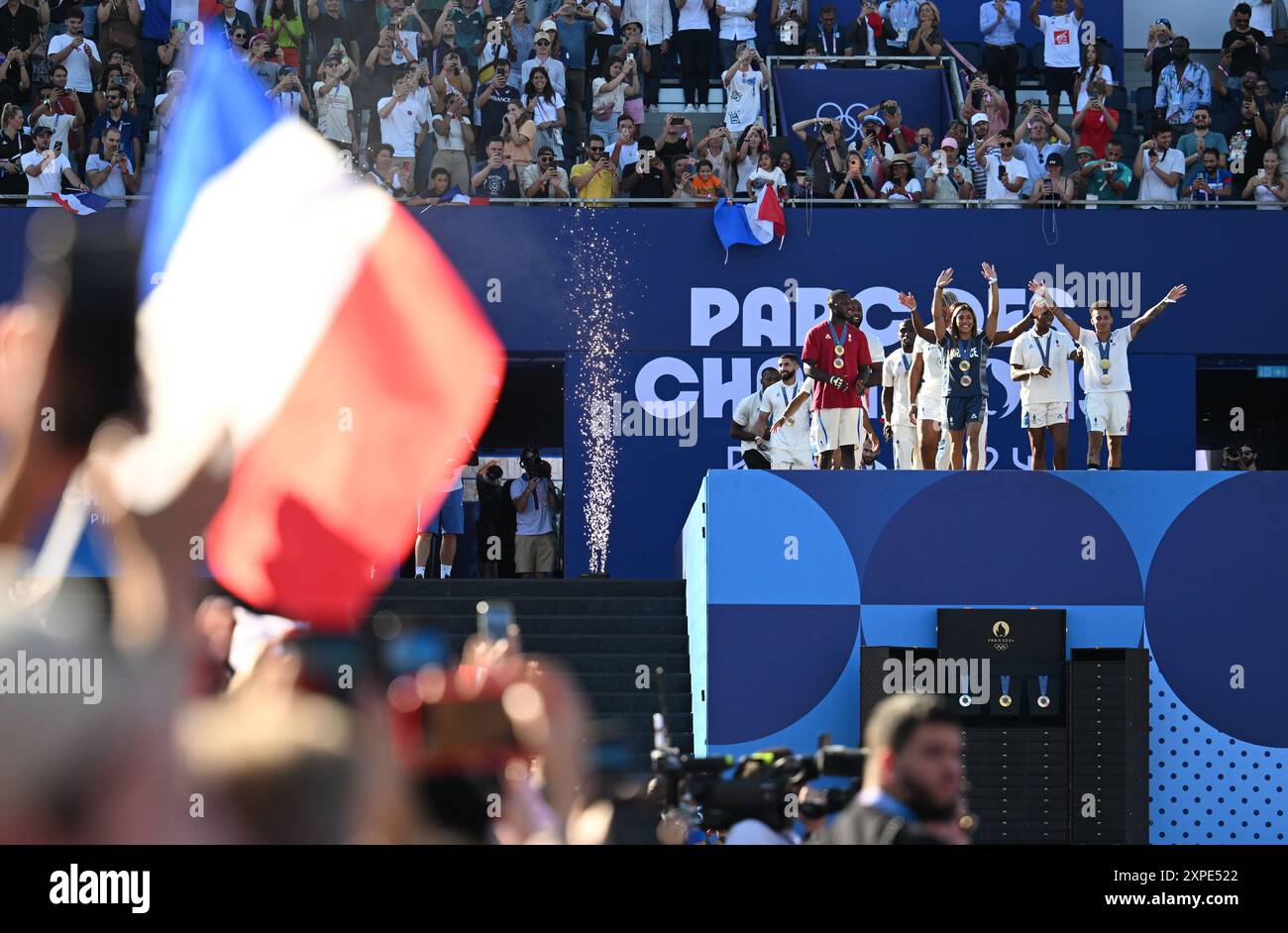 Paris, France. 5th Aug, 2024. Members of the French judo team arrive at ...