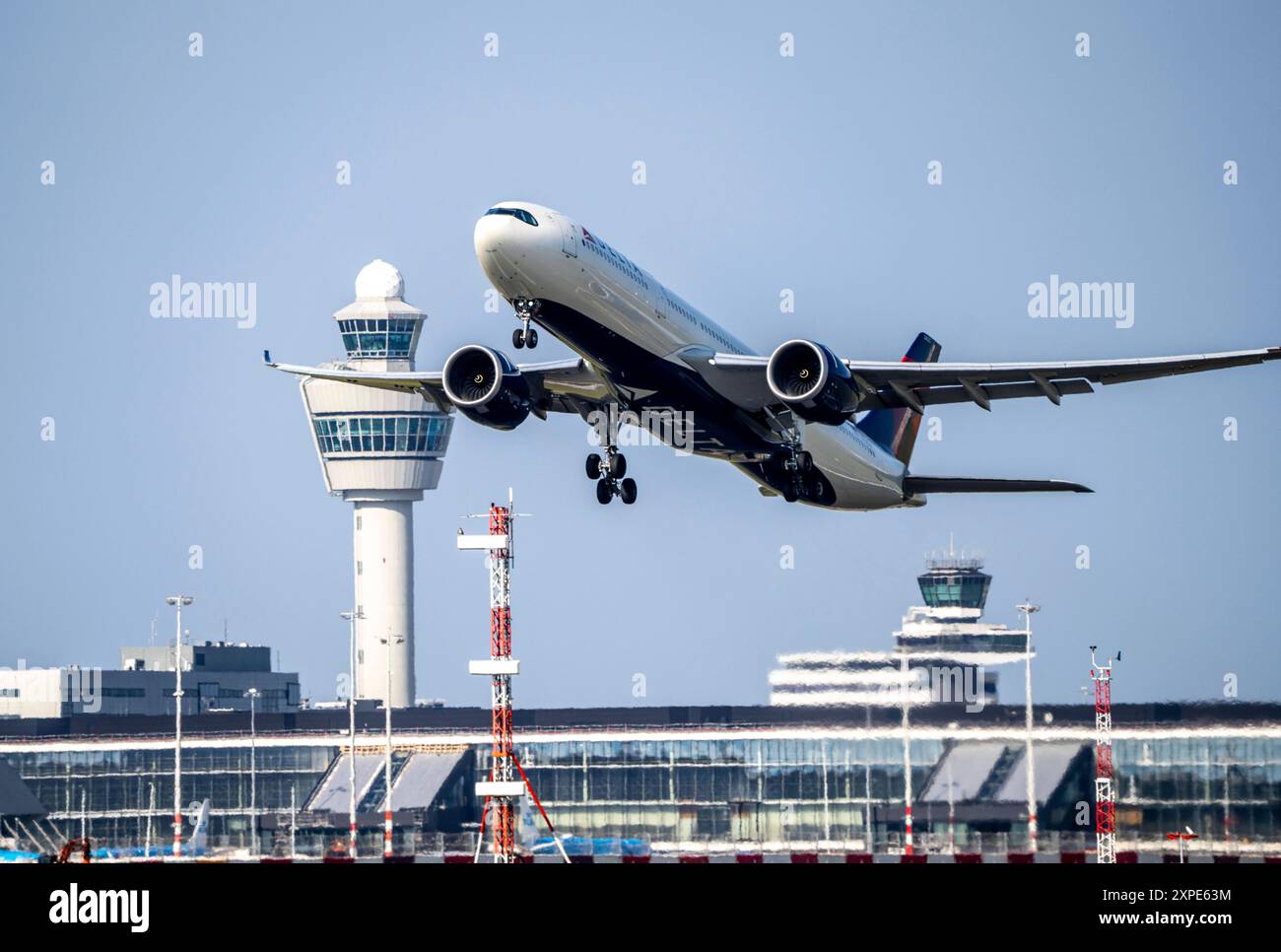 Delta Air Lines Flugzeug beim Start auf den Flughafen Amsterdam ...