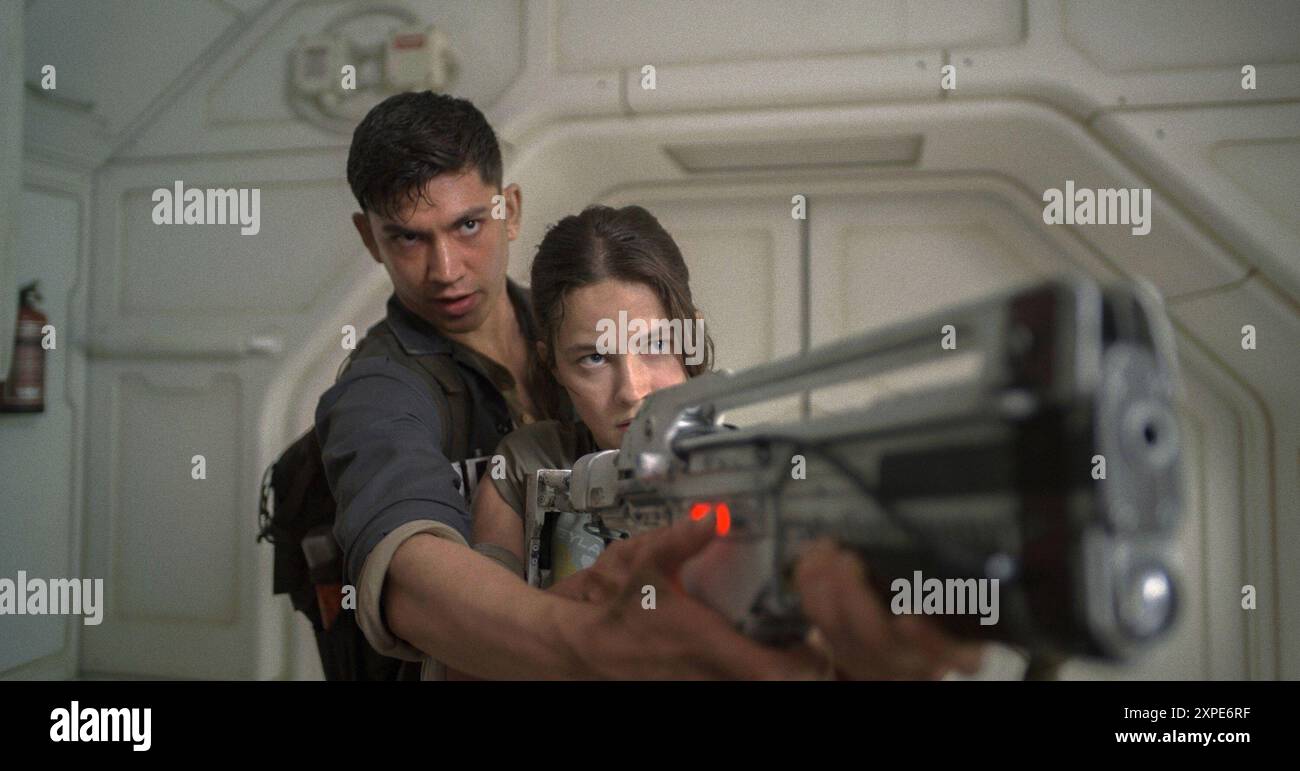 ALIEN: ROMULUS, from left: Archie Renaux, Cailee Spaeny, 2024. © Walt ...