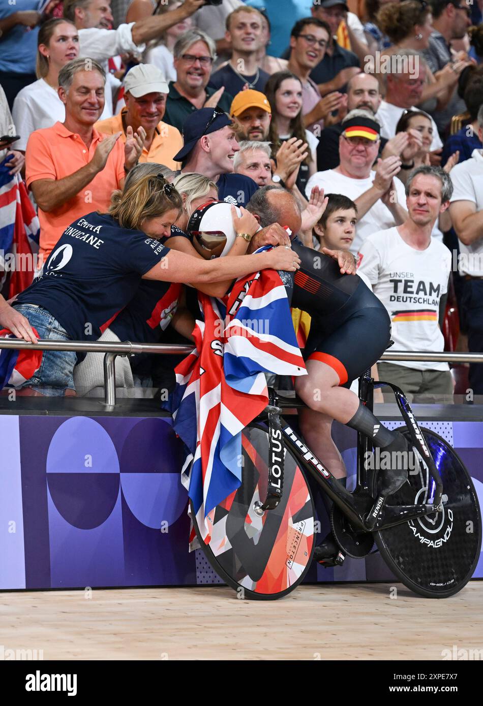 Paris, France. 5th Aug, 2024. Emma Finucane of Britain celebrates after ...